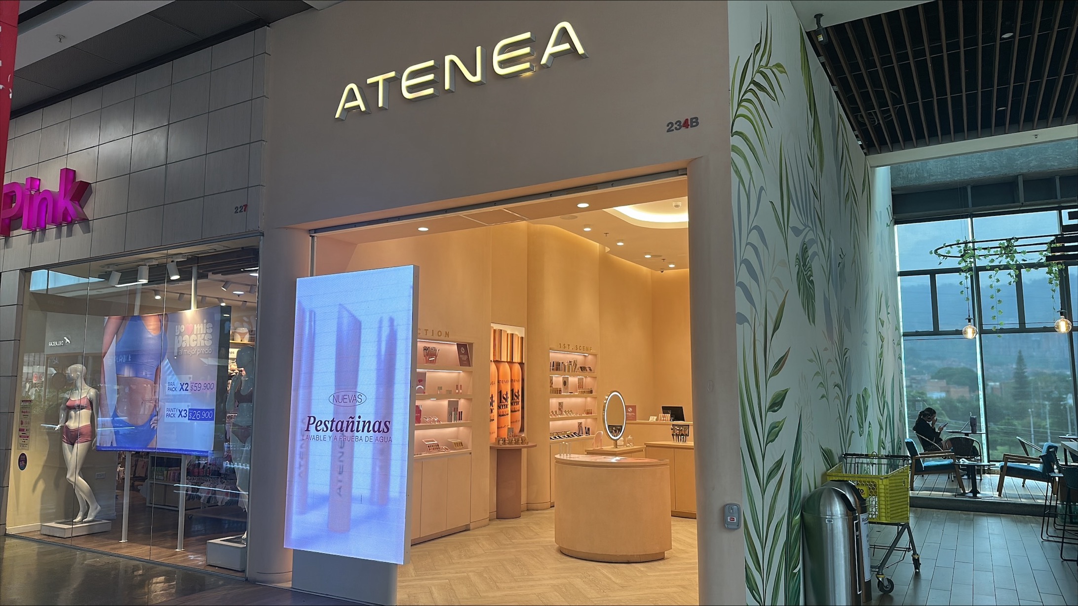 Atenea tienda de maquillaje profesional en Envigado